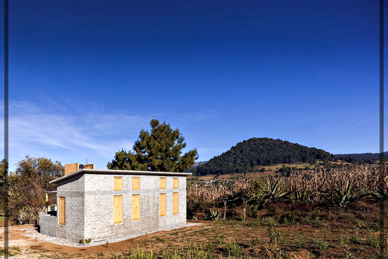 Casa económica y pequeña hecha con bloques de adoblock (tierra y ...