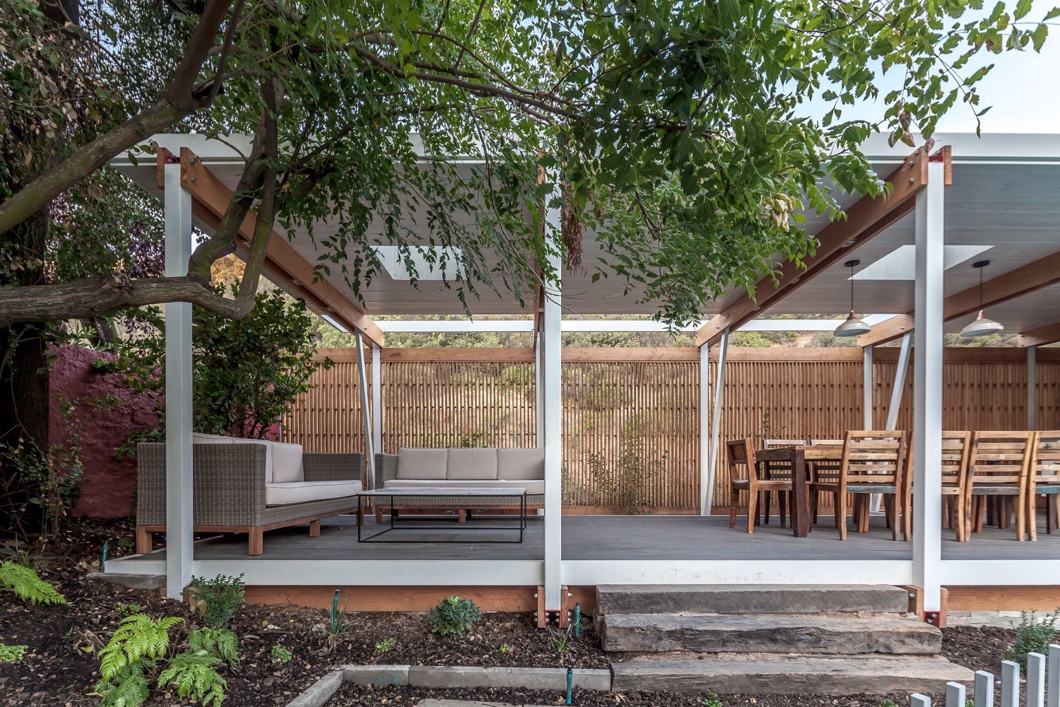 Diseño de pergola para el fondo de tu casa - Mundo Fachadas