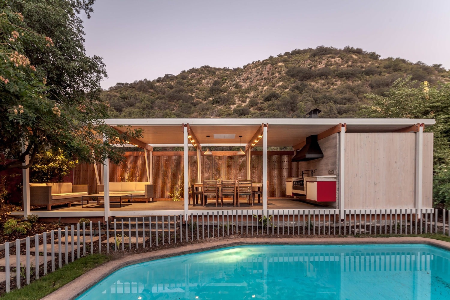 Diseño de pergola para el fondo de tu casa - Mundo Fachadas