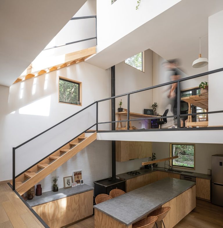 ¡Diseño de Casa de Madera de 3 Pisos en 120m2 + PLANOS! - Mundo Fachadas